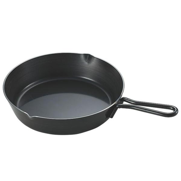 【商品概要】ダッチオーブン同様の黒皮鉄板を使用。フライパン形状なので初心者にも扱いやすくどんな調理もこなしてくれます。サイズ/鍋径/約25.0×5.0（深さ）cm、全長/約39cm　　材質/本体/黒皮鉄板3.2mm厚・クリアラッカー焼付塗装...