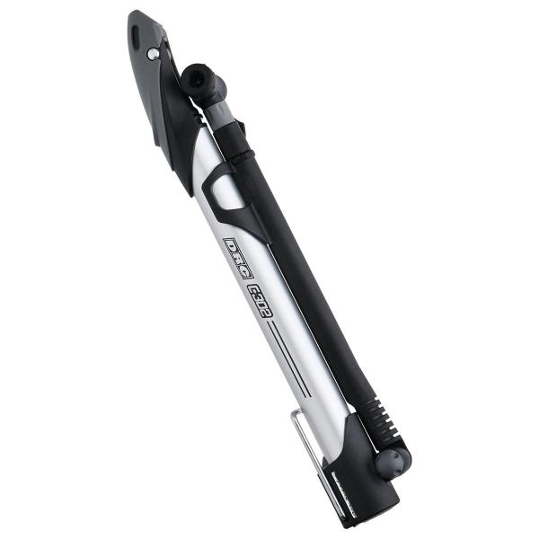 【商品概要】D9981と旧品番:D59-35-302は同一の商品になります。携帯に便利なコンパクト設計のフロア式ミニポンプ。フットステップにより安定したポンピングが可能。回転・伸縮式ホースにより作業性に優れる。米式・仏式に対応したリバーシブ...