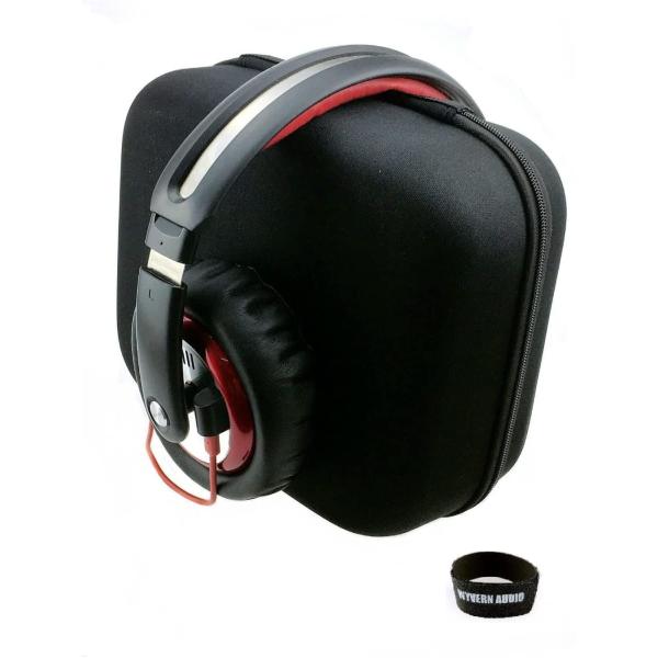 【商品概要】【ロゴ無し/無地】 ヘッドフォンケース以外にアクセサリー収納用のポーチ（大×1、小×1）と WYVERN AUDIOのケーブルストラップ×1が付属する4点セット！収納スペースサイズ／長さ23cm×幅20cm×高12cm（概ね）　...