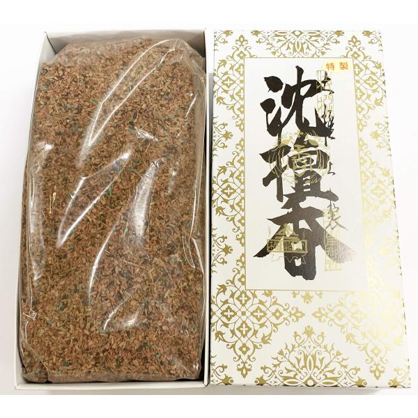 【商品概要】漢方薬などをブレンド。煙がでて匂い控えめ業務用お焼香。パッケージ：紙箱。パッケージサイズ：長さ22.1cm×高さ6cm×幅11.1cm形状：粉末／内容量：500ｇ【商品説明】お焼香 焼香 お香 沈檀香 淡路梅薫堂。手を合わせてご...