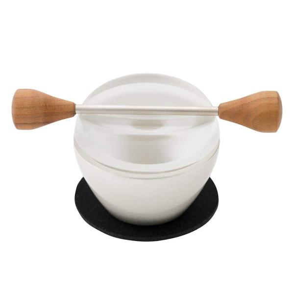 【商品概要】サイズ:直径5.5×高さ4.6cm、リン棒長さ10cm素材:真鍮・ガラス(本体)、さくら材(リン棒の先端)内容物:おりん本体、りん棒、敷物、取扱説明書生産国:日本2018年グッドデザイン賞受賞【商品説明】【商品詳細】ブランド：s...