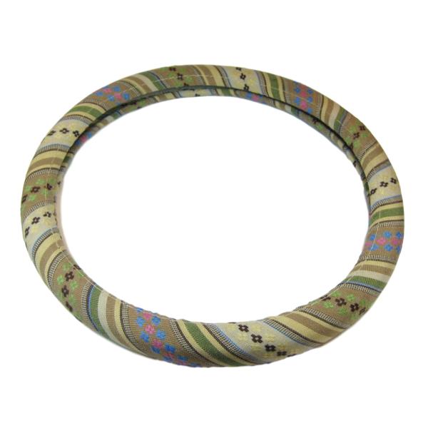 【商品概要】エスニック風のカラフルな色が人目を引く、お洒落なハンドルカバーです。女性はもちろん男性にも人気です。運転席を鮮やかな色で個性的に演出します。普段の街乗り、ロングドライブのお供にどうぞ。【サイズ】Sサイズ 36cm Mサイズ 38...