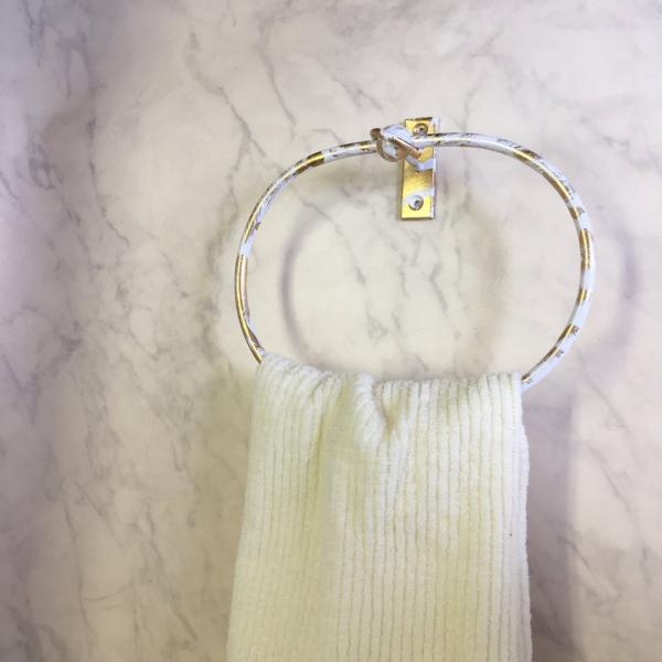 【商品概要】サイズ H：１７cm　W：２０cm　D：６cm 重量：２５０ｇ カラー ：アンティーク調ホワイトゴールド 素材　鉄・ロートアイアン製ハンドメイド 付属品 ビス・アンカーすべて職人が塗装をしております。１つ１つカラーに個性があり　...