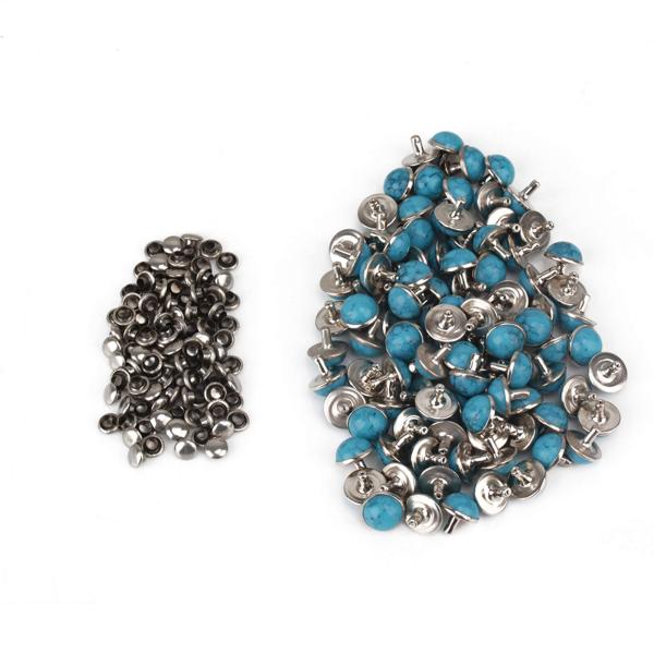 【商品概要】レザーベルト、バックル、ハンドバッグなどの飾りに適する。天然の宝石てはなく、人工的につくられたものです。10mmx11mmのスタッズの100個セットです。【商品説明】説明特徴：1.人工ターコイズボタンリベット、美しく実用的で、お...