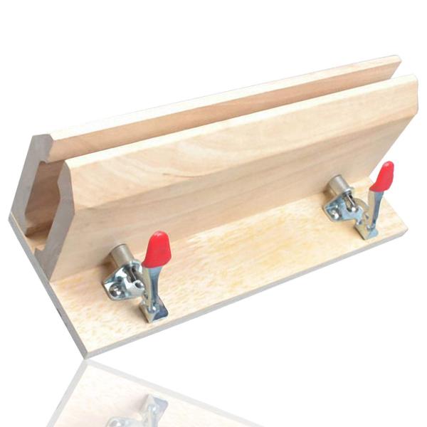 【商品概要】レーシングポニーを使用することで、革など扱いづらい素材をしっかり固定させることができるため、これからレザークラフトを手縫いで挑戦する人にとって、準備しておきたい道具の一つと言えます。手で押さえて作業した時と比べると疲労感も減り、...