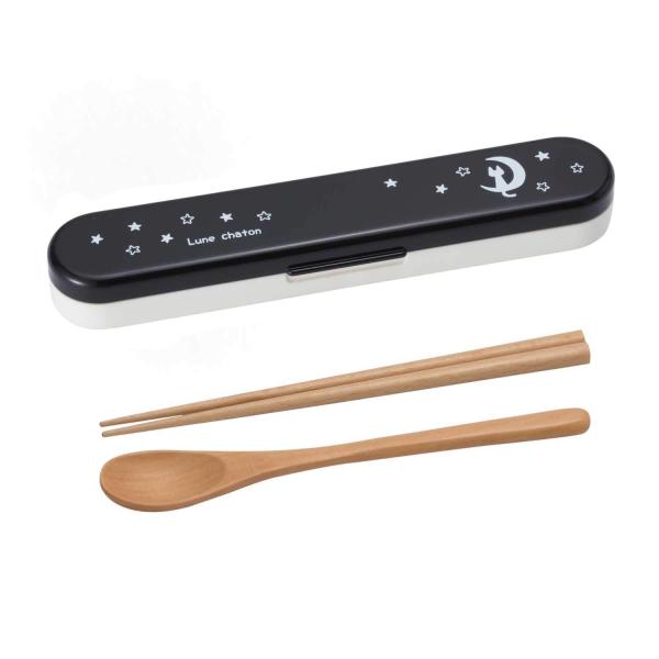【商品概要】本体サイズ:約幅4×奥行19×高さ2.3cm素材・材質:箸、スプーン：天然木　ケース：ケースフタ：AS樹脂　ソコ：ポリプロピレン生産国:ケース、塗箸・・・日本 木製スプーン・・・中国【商品説明】●木製箸、木製スプーン、ケースのセ...