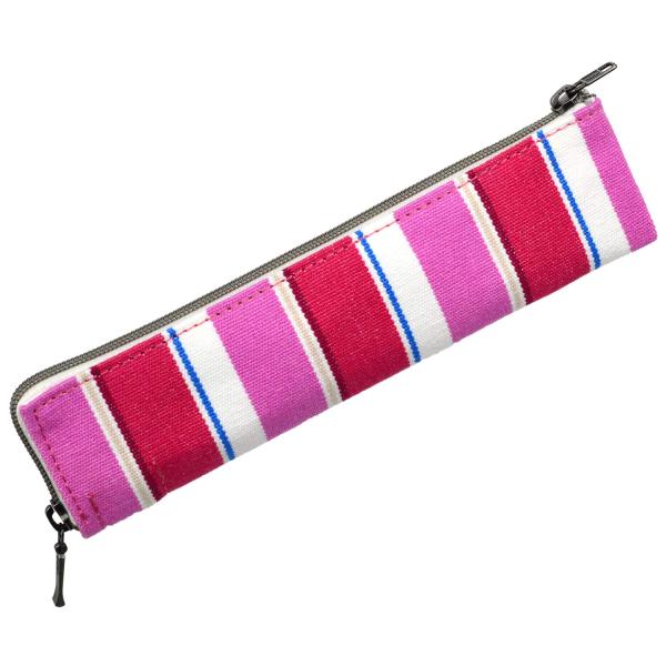 【商品概要】サイズ: [外寸] 長さ19cm×幅5.2cm×厚み1cm、[内寸] 長さ17cm×幅4.5cm、[重さ] 17.5グラム収納目安: ペン1〜2本、消しゴム、替え芯や小型の朱肉などカラー: [本体] シュガーピンク（桃ストライプ...