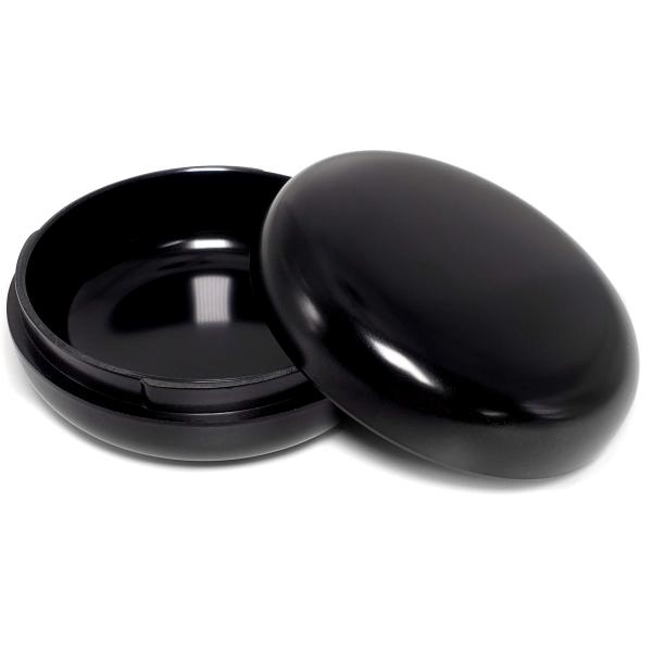 【商品概要】【寸法/重量】2.5寸 直径7.5cm×高さ3.0cm / 57g【材質】フェノール樹脂製：高い耐熱性、断熱性、難燃性を備え、丈夫で中身も安心【仕様】ネジ式でキュッと締まり、中身がこぼれる心配がございません。【デザイン】黒無地で...