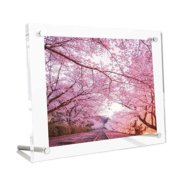 【商品概要】??【商品仕様】：本体サイズ：A4判242mm＊339mm。対応写真寸法：210mm＊297mm。210x297mmのA4判写真を入れるなら最適です。ご必要に合わせて、スタンドネジの取付け方で縦置き・横置きどちらでもご利用できま...