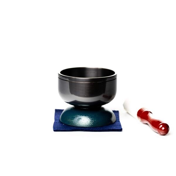 【商品概要】砂張(さはり)で鋳造したおりん清らかな音色と余韻が長いのが特徴独自設計の置台でコンパクトに設置※ご注意ください 砂張は金属ですが脆く割れやすいので、落下など強い衝撃を与えたり、強打をしない様にして下さい。【商品説明】砂張(さはり...