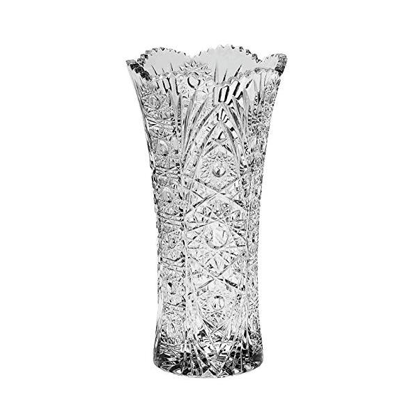 【商品概要】オーソドックスなシェイプで、生けた花がまとまりやすい高さ22cmの花瓶です。ハプスブルグ家皇妃エリザベートの愛称「シシー」と名付けられたデザインはオブジェとしても美しい花瓶です。繊細なカットデザインが光を呼び込み美しく輝きます。...