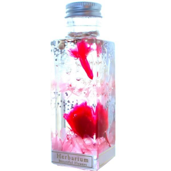 【商品概要】??【プリザーブドフラワーLira】オリジナル商品です。角瓶に、プリザーブドフラワーのミニローズ・ミニカーネーション・あじさい・かすみ草・ペッパーベリーが入った小ぶりで可愛らしいハーバリウム（植物標本）です。お花は造花を使用せず...