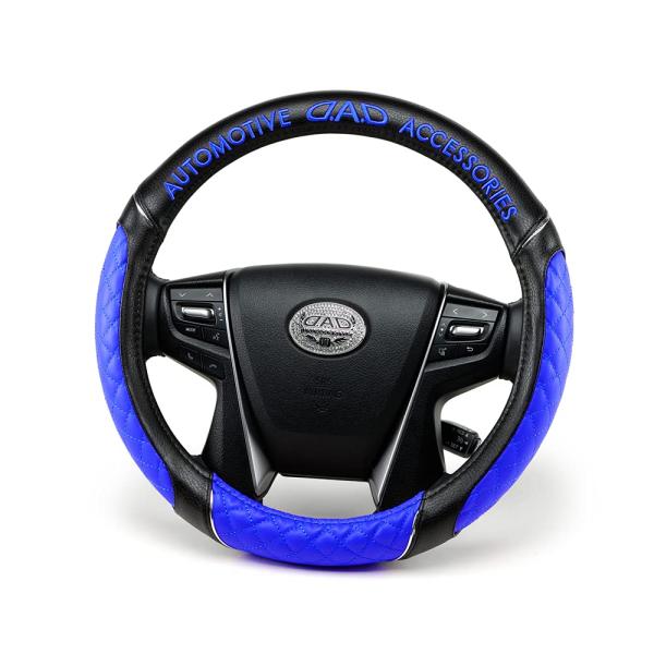 【商品概要】レザーカラー：ブラック × ブルー、サイズ：S-SIZE (ハンドル直径適合範囲36.5cm~38.0cm)職人が一針一針丁寧に仕上げた、D.A.D（DAD/ギャルソン）こだわりの完成度の高いステアリングカバー。 車内に乗り込ん...