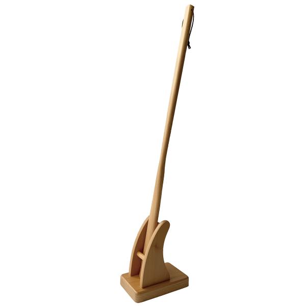 【商品概要】【サイズ】靴べら 70cm、スタンド 15×10×高さ17cm【重量】547g (靴べら：156g　スタンド：391g)【材質】木製(ブナ) ウレタン塗装、紐 (合成皮革)70cmのロングサイズだから立ったままでの使用がラクラク...