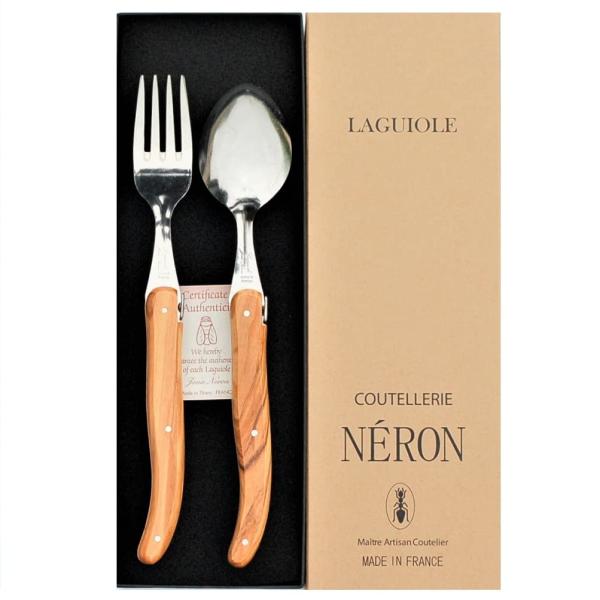 【商品概要】フランス　NERON社製のライヨール　ハンドル部分は天然オリーブ材ですスプーン、フォークともに日本市場向け専用の磨き仕上げハンドルに輝くミツバチマークは１本づつ丁寧に取付られています金属部分は欧州基準適合のニッケル・フリーのステ...