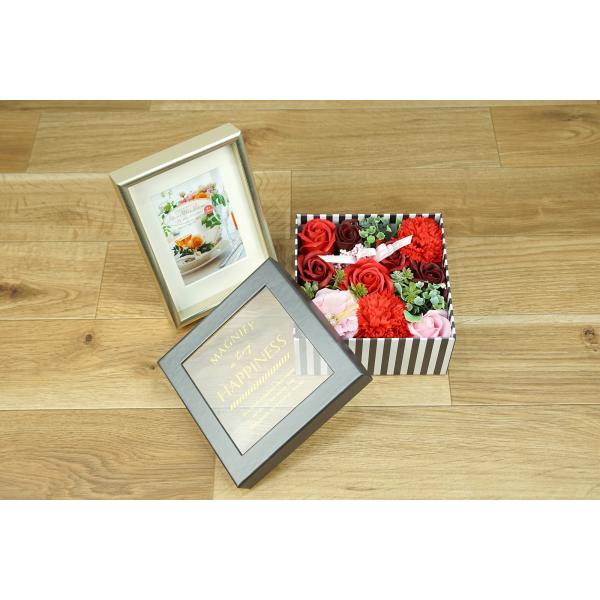 【商品概要】【シャボンフラワーBOX】165×165×80mm 高級感のあるモノクロストライプBOX<br>※石鹸素材から作られた観賞用のお花です。石鹸としてのご使用は出来ません。【シャインBOXフレーム2L判】139×189×...