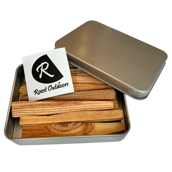 【商品概要】● ファットウッドとはヤニや油を多く含んだ木材で、ナイフなどで小さく削って使う天然の着火剤です。ホームセンターやアウトドアショップで売られている着火剤もお手軽で良いですがファットウッドでの焚き付けは、より一層雰囲気を高めアウトド...