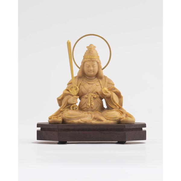 【商品概要】極小仏シリーズ： 実物のイメージそのままの造形バランス　用途や場所を選ばずお楽しみいただける極小サイズの木彫り仏像本体サイズ(約)：高さ6.8×幅6.8×奥行4.7cm　重量：約50ｇ素　材：天然木（ツゲ）◆製品内容：本体（台座...