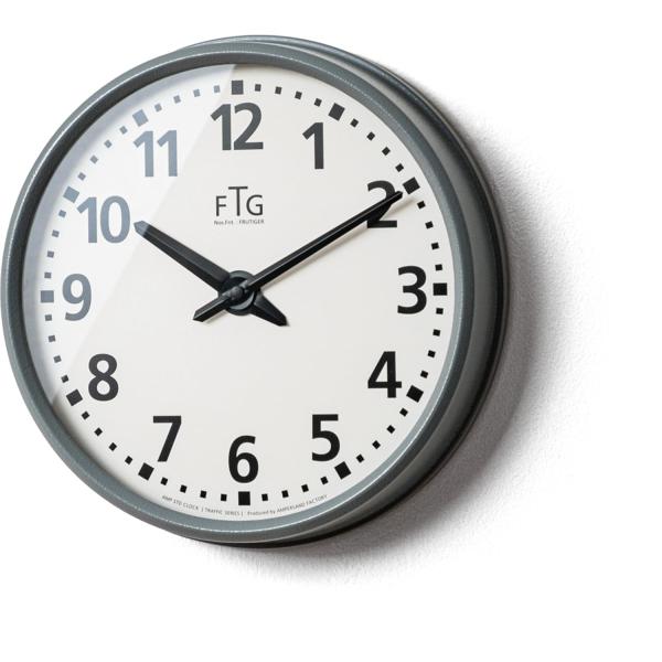 【商品概要】【サイズ】W300×H300×D55mm【素材】アルミ、ガラス、プラスチック、MDF【仕様】スイープムーブメント【仕様】単3乾電池×1（別売）公共のサインなどに用いられるフォントは高い視認性を求められます。 特に交通機関において...