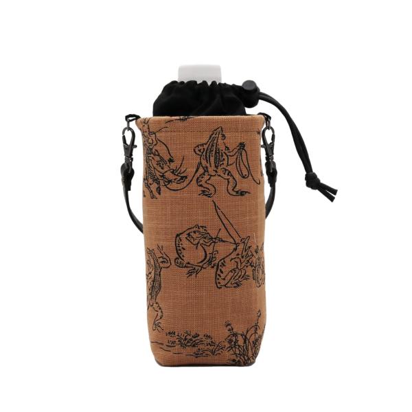 【商品概要】保冷保温ができるペットボトルカバーで、革の持ち手部分は取り外しできます。一般的な保冷保温シートとは違い、裏にカビが生えたりはがれてくることがなく布のような柔らかさがあります。冷たいものを入れても結露しにくい素材です。最大で600...