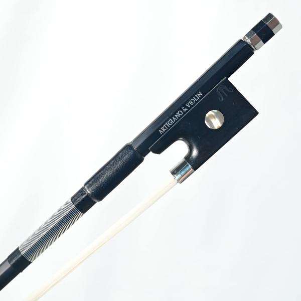 【商品概要】ヴァイオリン弓　丸弓　4/4サイズアルティジャーノ＆バイオリン オリジナル弓ケース付属アルティジャーノ＆バイオリンの楽弓は、安心の１年保証付きです。保証内容の詳細は別途画像をご覧ください。【商品説明】【商品詳細】ブランド：art...