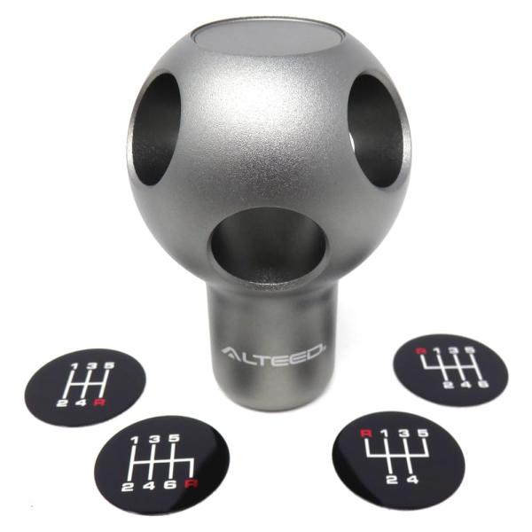 【商品概要】個数：1個 素材：アルミ　サイズ：50×50×72mm付属品：シフトノブ本体、M8/M10/M12アダプタ、シフトパターンシール4枚【商品説明】□アルミ削り出しのシフトです □ボーリング加工によるアートなデザイン、表面穴部は面取...