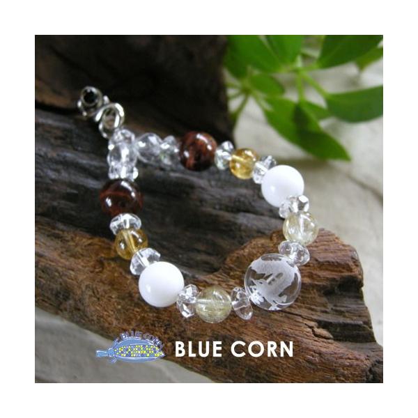 青龍の手掘り水晶付き！３色のパワーストーン携帯ストラップです！　 今回の携帯ストラップでは、　 　●レッド　レッドタイガーアイ（仕事運アップ）　●ホワイト　ホワイトアゲート（健康）　●イエロー　シトリン（金運アップ）　●ゴールド　ゴールデン...