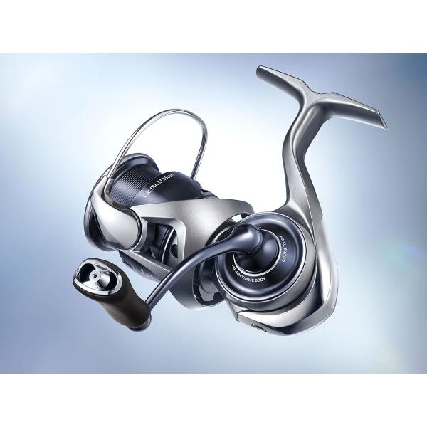 【FC LT2000S-H】FC=フィネスカスタムの略。巻き取りの速さを生かし源流域でのネイティブトラウトやエリアトラウトでラインスラックを取る釣り（ボトムのリフト＆フォール、ミノーのジャーキング等）にオススメ。またアジング・メバルゲームな...