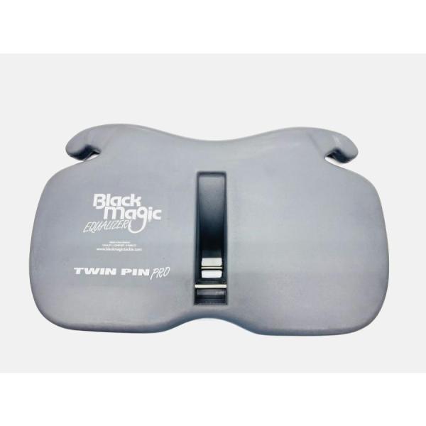 ■ツインピンプロXL（48.5cm×28.5cm）標準体型の方にお勧めのサイズです。差込口には2つのピンがありお好みの位置でのファイトが可能です。サポートベルトと接続するためのドロップストラップが付属します。