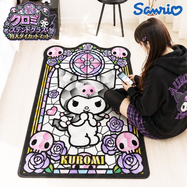 まるで本物のステンドグラスのような幻想的なデザインで、お部屋をおしゃれ＆かわいく演出してくれます♪約120cmのBIGサイズでインパクト抜群！クロミのキュートさとゴシックな世界観がたっぷり詰まった、ファン必見のアイテムです。お部屋のアクセン...