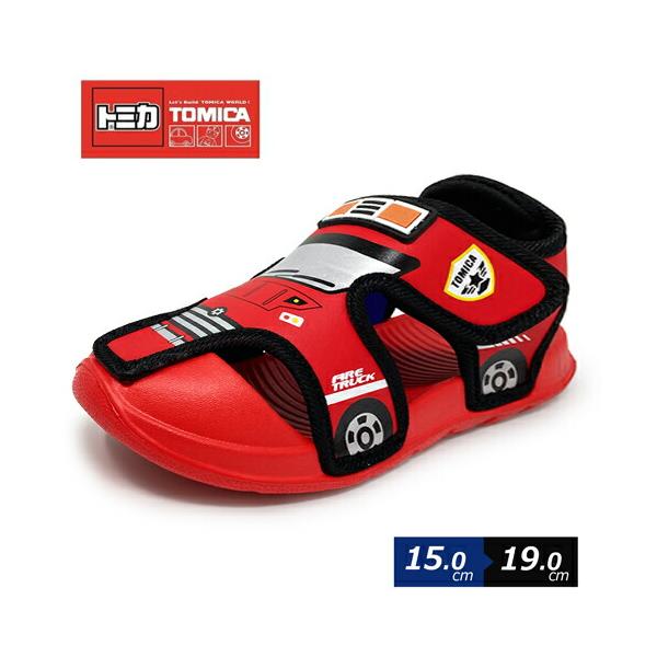 トミカ好きキッズに大人気！レスキュービークルがテーマのサンダルが登場！力強く走るレスキュー車両のデザインは、まるで本物。ビビッドなカラーと大胆なプリントで、お出かけの気分がぐんとアップ！軽くて柔らかい素材を使用しており、歩きやすくて脱ぎ履き...