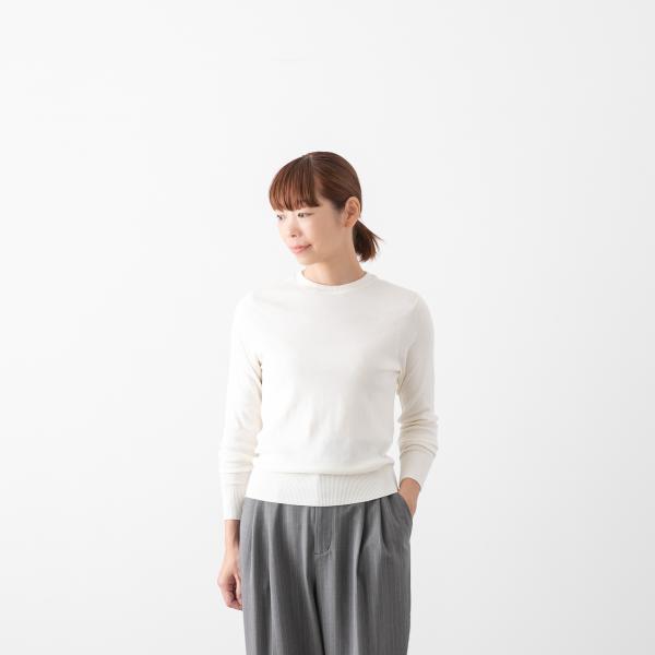ラフになりすぎず品よく着られるgicipiのクルーネック。ハイゲージニットのような滑らかなコットンを、脇に縫い目のない丸胴に仕立て、抜群の着心地に仕上げています。程よいフィット感で春秋は1枚で、冬にはインナーとしても活躍。コットン素材なので...