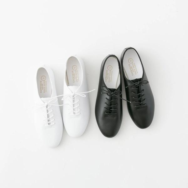 世界最大級のダンスアカデミーの靴も手がける、由緒あるシューズブランド「CATWORTH」のダンスシューズ。すっきりとしたフォルムに柔らかなカーフレザーを使用し、きちんとした雰囲気も演出してくれる１足です。ダンスシューズ特有のタフな作りで、耐...