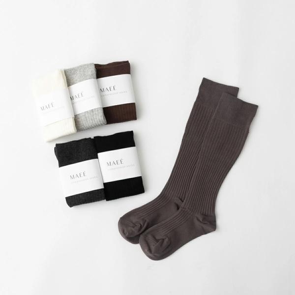 毎日のおしゃれとむくみケアにこだわった、MAEEの着圧ソックス。立体的なリブ編みの品のいい仕上がりで、オンオフ問わずいつもの着こなしにマッチします。履き口はガーゼのようなソフトな肌あたり。足首からふくらはぎに向かって段階的に圧をかける設計で...