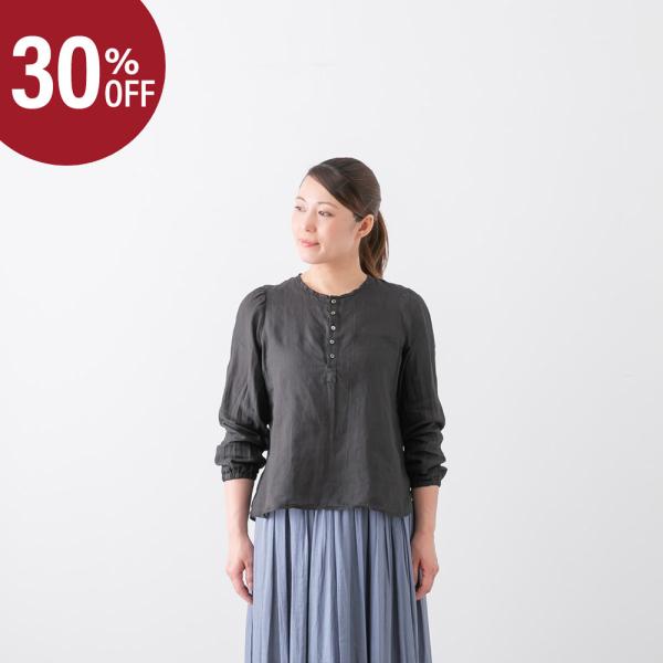 ほどよい透け感が涼やかな、manonのヘンリーネックブラウス。160番手の極細ラミーを使用した繊細な生地は、肌離れもよく、暑い季節にも心地よく寄り添ってくれます。艶のある小さなボタンが並ぶヘンリーネックが、顔まわりに上品なアクセントをプラス...