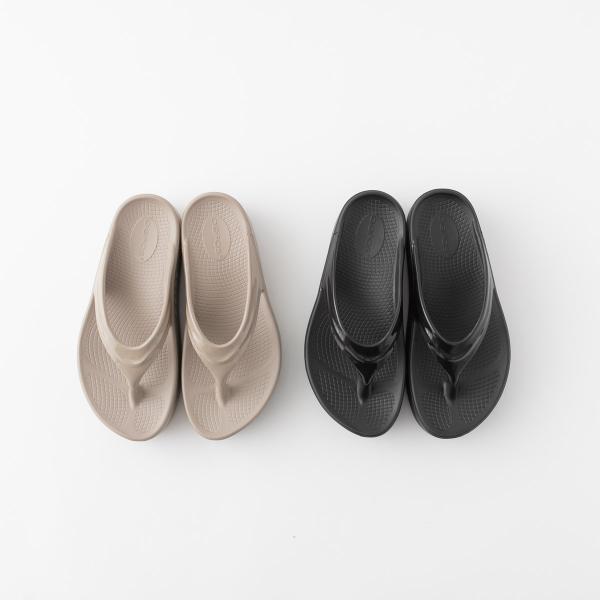 リカバリーサンダルでおなじみのOOFOSから、厚底モデルの“OOmega”が登場。着地時の衝撃吸収に優れた特殊ソール「OOfoam(ウーフォーム)」を使用し、厚みのあるソールはクッション性が高く快適な歩行をサポートします。フットベットは足裏...