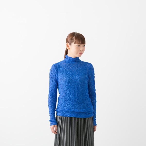 今年らしい繊細な表面感がポイントのシャーリングプルオーバー。軽やかな透け感があり、コーディネートを新鮮な印象にしてくれます。ストレッチ性があり、体にやさしくフィットするサイジング。レースのような繊細さがありながらも伸縮性があるので、窮屈感な...