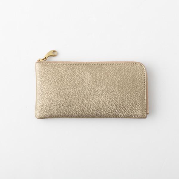 手に馴染むソフトな牛革レザーにシャンパンゴールドのカラーが上品な、スマートなつくりの長財布。ファスナーがL字型に施され、無駄なものをそぎ落としたすっきりシンプルなデザインです。中の小銭入れは出し入れのしやすいファスナーレスタイプで、内側の両...