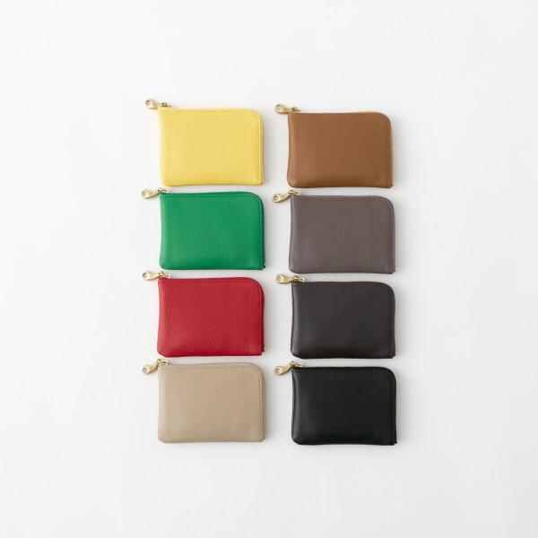 すっきりとスマートなデザインで人気のmononoguのL字ファスナーミニウォレット。薄手でコンパクトなので、旬の小さめのバッグとのコーディネートの時もかさばらず活躍します。小銭入れは出し入れしやすいファスナーレスタイプ。紙幣は二つ折りで収納...