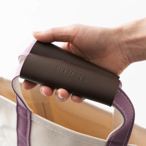 トートバッグの持ち手を保護する、STARLETSのレザーハンドルカバー。バッグの持ち手を汚れや劣化から守る役目はもちろん、ハンドルが手に食い込みにくくするなど、さまざまな場面で活躍します。マジックテープ式で、簡単に装着が可能。柔らかく手に馴...