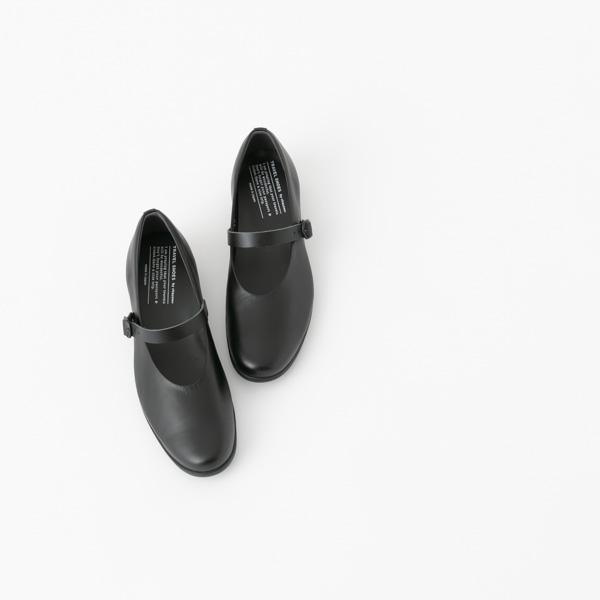 フォルムの美しさと機能性を兼ね備えた、TRAVEL SHOES by chausserのワンストラップパンプス。 アッパーには、染色工程の段階で防水加工を施した柔らかなレザーを使用しています。外からの水は弾き、内側からの水蒸気は通すので通気...