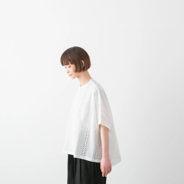 繊細なカットワークレースでコーデが華やぐ、Vincent et Mireilleのコットンブラウス。甘さを抑えたデザインで、大人の夏スタイルにも取り入れやすい一着です。やわらかなコットン生地に刺繍レースをあしらい、ほどよい透け感が涼し気な印...