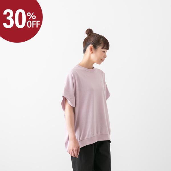程よくラフな雰囲気が大人の余裕を感じさせる、AmericanaのフレンチスリーブTシャツ。左胸の控えめなラメ入りロゴや、バックネックのピスネームなど、シンプルな中にさりげない遊び心を添えるディテールも魅力です。ゆったりとしたシルエットで着心...