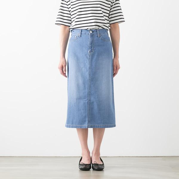 スッキリとした美しいラインが魅力のcaquデニムスカート。春夏にぴったりの軽やかな8オンスデニム生地は、西アフリカ・ブルキナファソで栽培された野生種に近い希少なコットンを使用。太く自然な縮れのある繊維が、やわらかく軽いはき心地を実現しました...