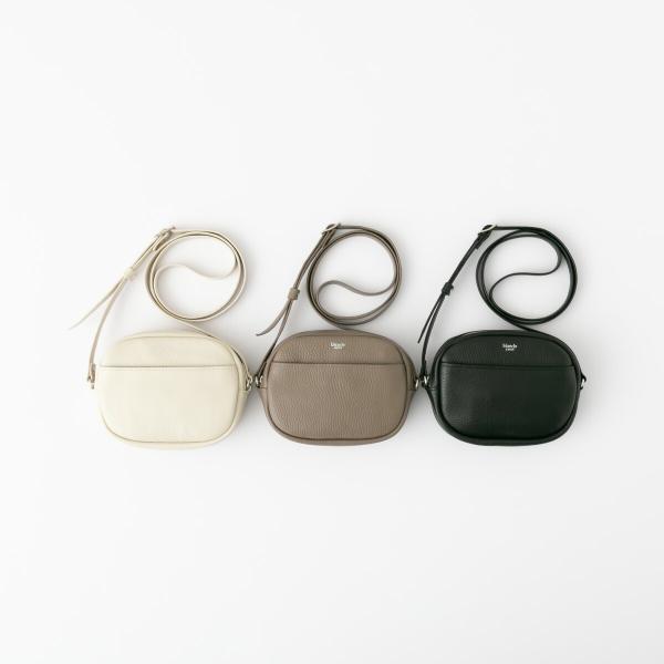 小ぶりで丸みのある形が可愛いblancleのレザーショルダーバッグ。イタリアの一流タンナーであるマストロット社で作られたシュリンクレザーを使用し、程よいやわらかさと絶妙なハリ感、上品な艶が特長です。鍵や折りたたみの財布など必要最低限の荷物が...