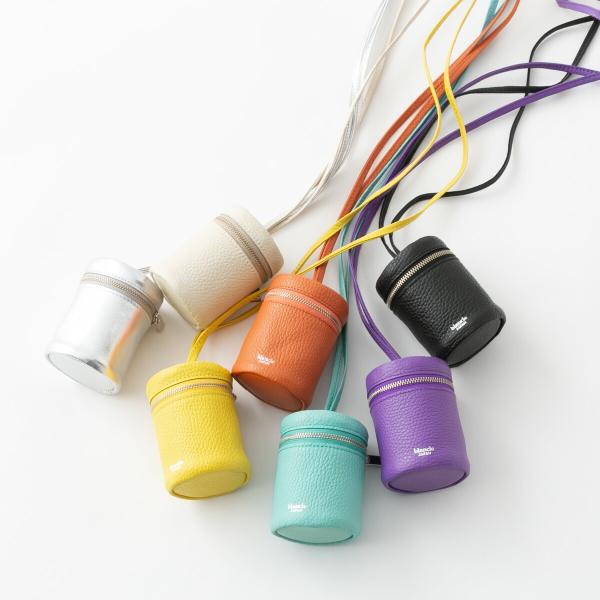 ミニミニなサイズ感が可愛いレザーバッグ。リップや鍵などが入る小ぶりなサイズで、アクセサリー感覚で楽しめます。程よいやわらかさと絶妙なハリのあるレザーを使用。綺麗な発色がコーディネートによく映えます。レザーストラップは自分好みの長さに結んで調...