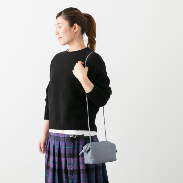 身軽なお出かけのパートナーとしてピッタリなCLEDRANのレザーショルダーバッグ。さらりとしたマットな風合いが特徴のレザーを使用し、丸みのあるフォルムが装いにコロンと映えます。開口部には口金が入っているので大きくパカッと開き、視認性が抜群で...