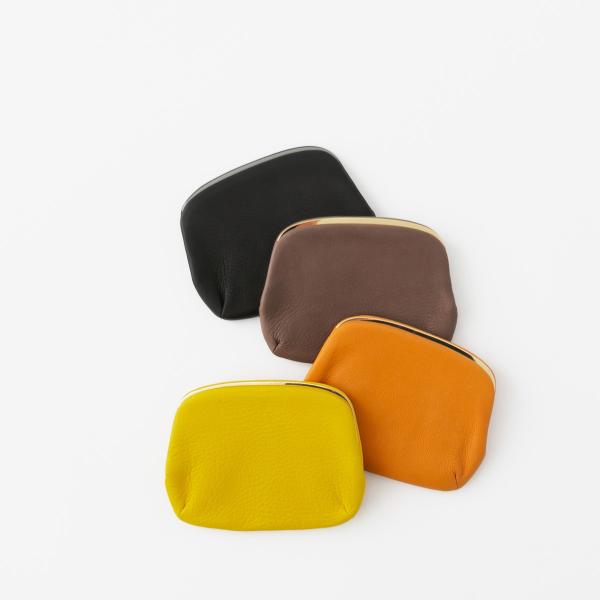 レザー本来の素材の良さが引き立つ、シンプルながま口ショートウォレット。柔らかく、しなやかな国産のレザーを使用し、洗練された雰囲気です。お札は2つ折りで仕切りの内側に収まり、小銭、カードも収納できる使いやすいサイズ感。パカッと大きく開くので、...