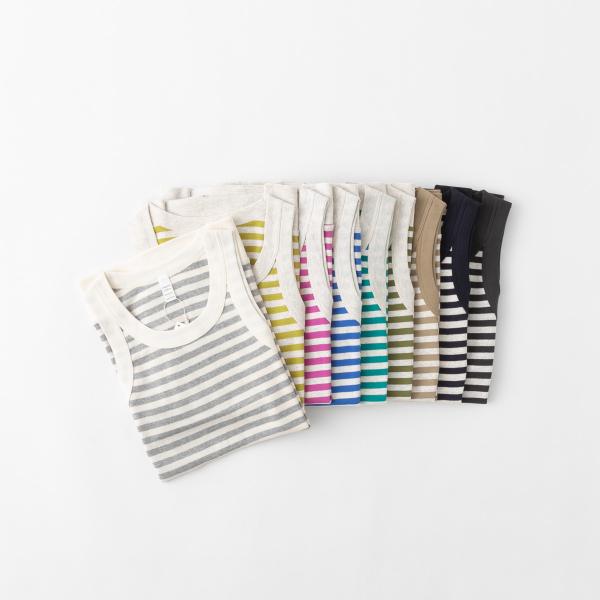 オーガニックコットンを使用した素肌に優しいタンクトップ。やわらかく伸縮性に優れ、心地いい１枚です。ネックは絶妙な開き具合でヘルシーな印象に。襟ぐり、袖ぐりは太めのバインダー仕立てで安心感があります。一枚で着られるのはもちろんのこと、カーディ...