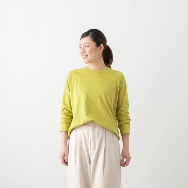 素肌に優しく、安心感のあるオーガニックコットンを使用した長袖のカットソー。薄手で軽く、ストレスのない着心地です。身幅に程よいゆとりを持たせ、フィットしすぎないサイジング。飽きのこないベーシックなデザインなので着回しやすく、一枚でもインナーと...